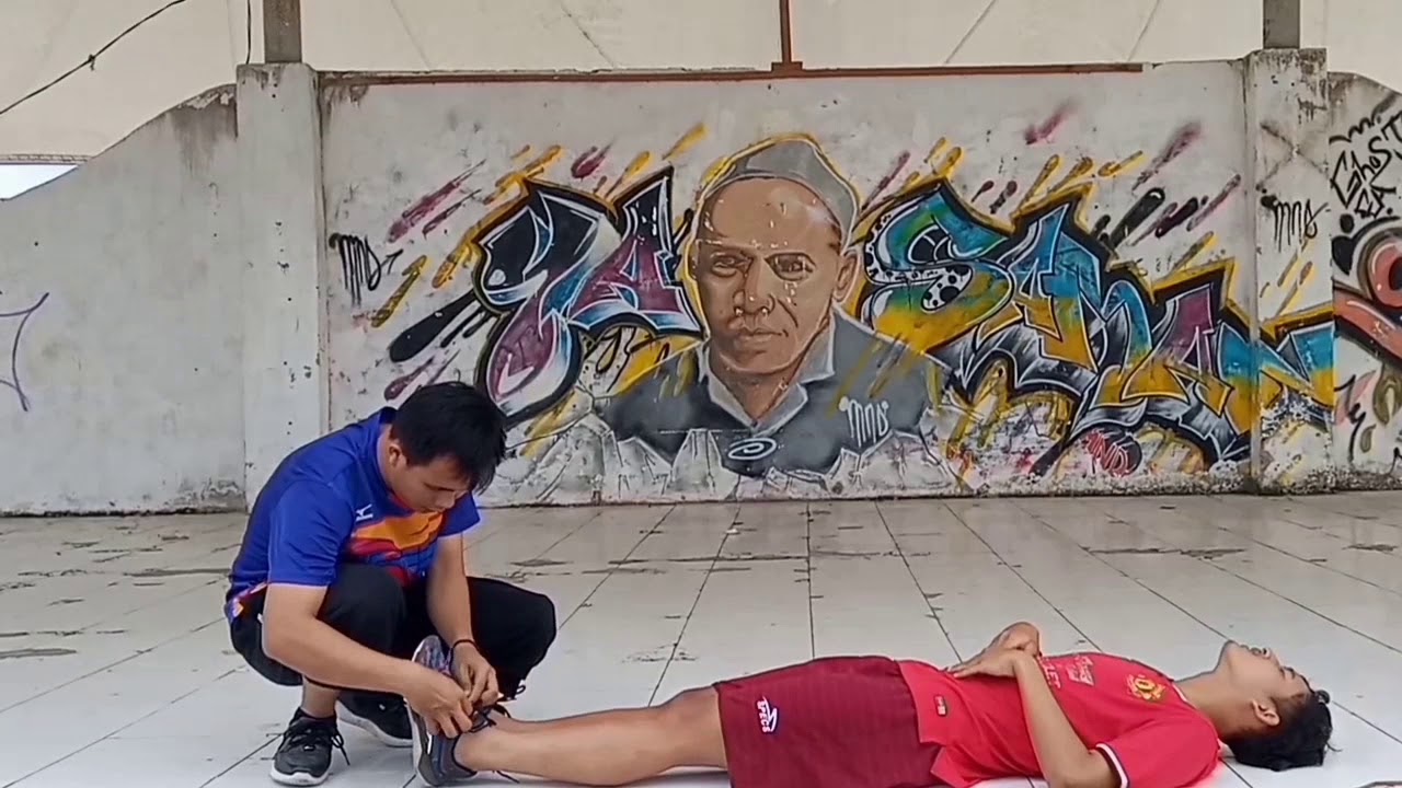 Penanganan cedera engkel kaki sfrain menggunakan cara P.R.I.C.E - YouTube