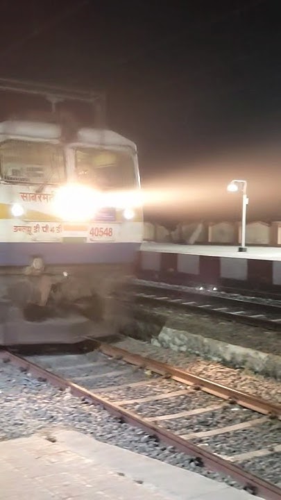 Sabarmati WDP4D horn _ 19252 Okha - Veraval Somnath Express arriving Dwarka. - YouTube