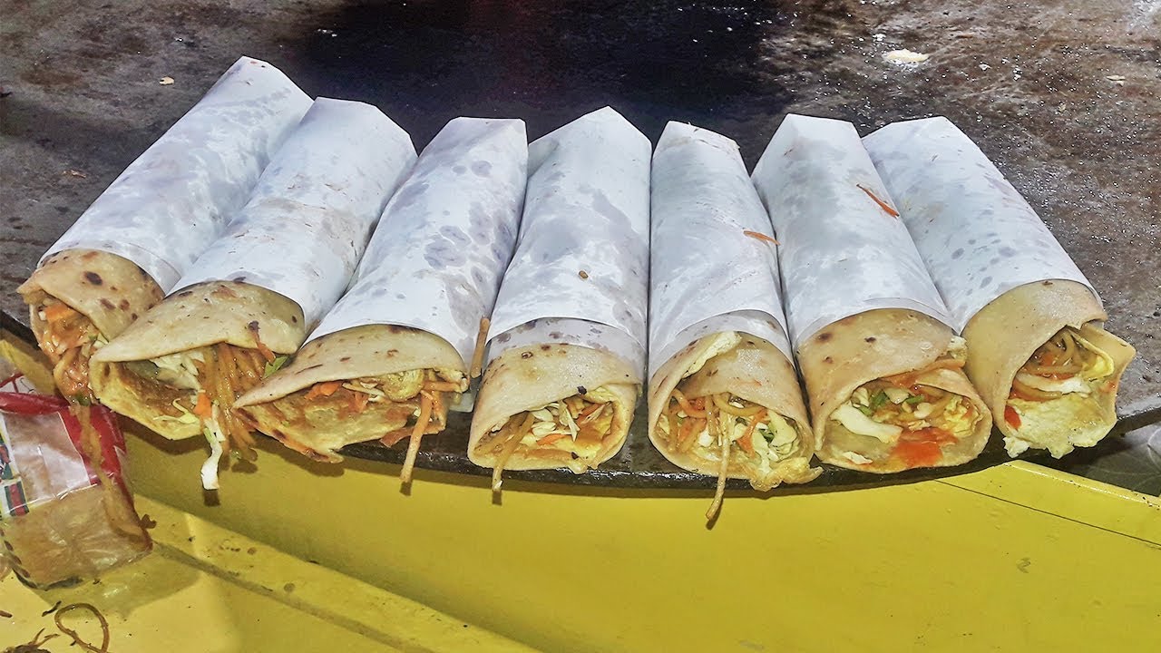 बनारस का फेमस रोल, Egg Chaumin Roll, Street Food in Uttar Pradesh - YouTube