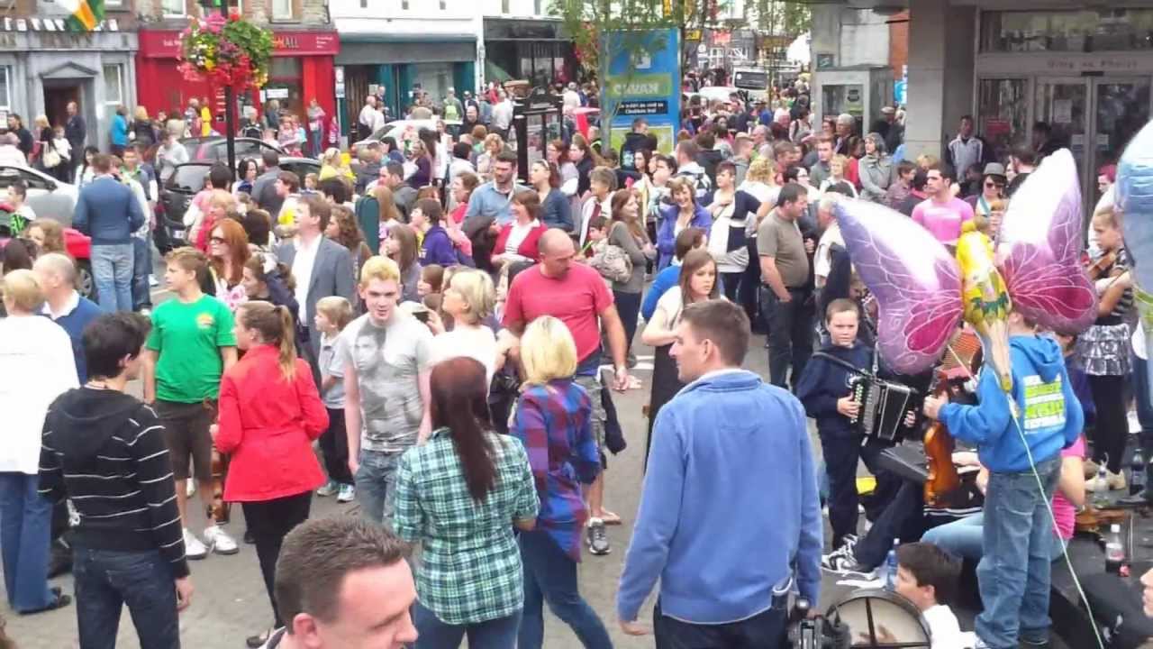 Flashmob Irish dancing in Cavan during the Fleadh - YouTube