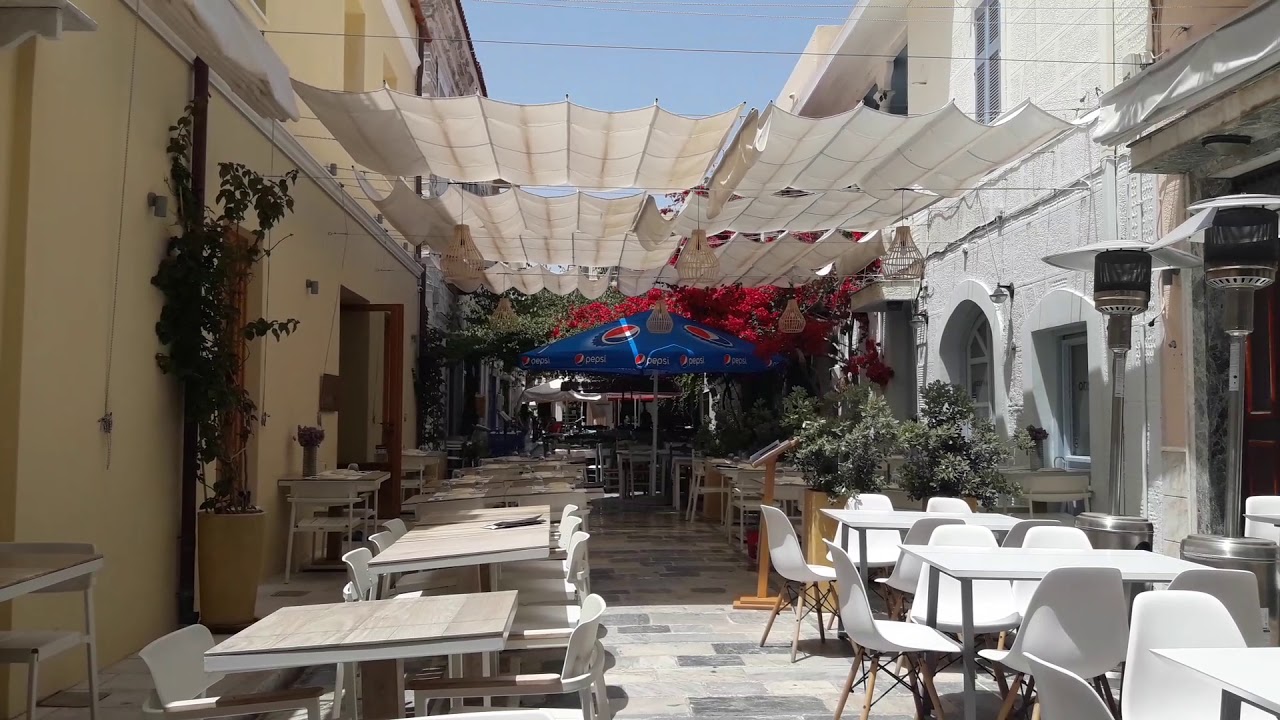Το στενό με τις βοκαμβίλιες! Ερμούπολη Σύρου - YouTube