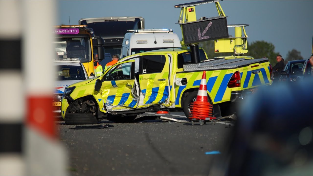 Automobilist botst tegen weginspecteur auto van Rijkswaterstaat bij ...