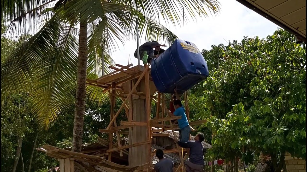 Putting the water tank to the top of the post - YouTube