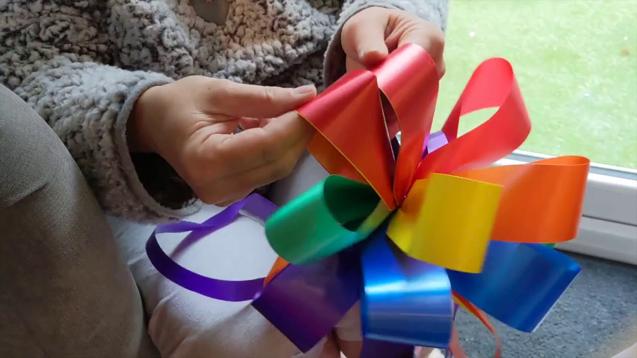 How to "Pull Out" a Ribbon Bow - Gift Pompom - Puff Bow - YouTube