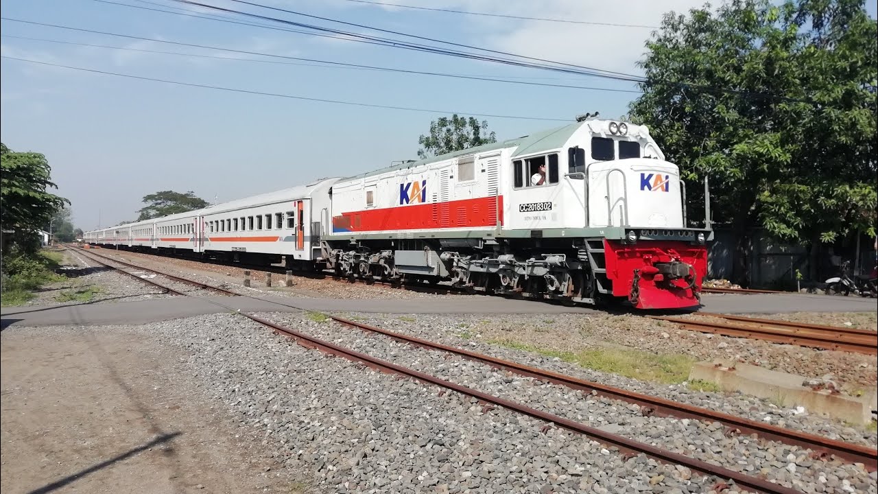 Kereta Api Ranggajati dan Logawa melaju kencang - YouTube