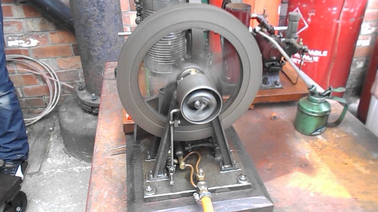 Alyn foundry vertical gas hot tube ignition stationary engine - YouTube