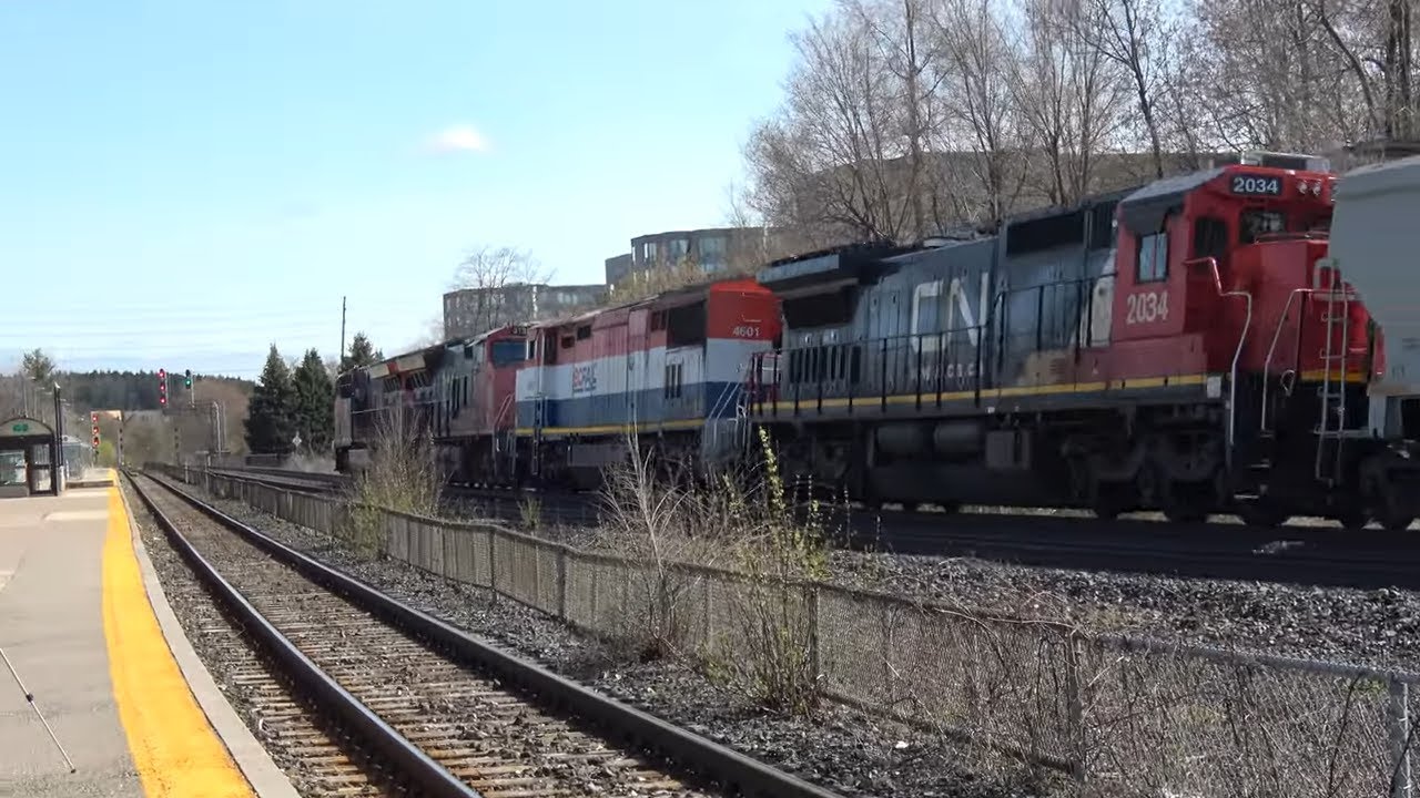 (4K!) DASH 8S!!! BCOL COWL!!! CN M314 at Richmond Hill GO Station ...