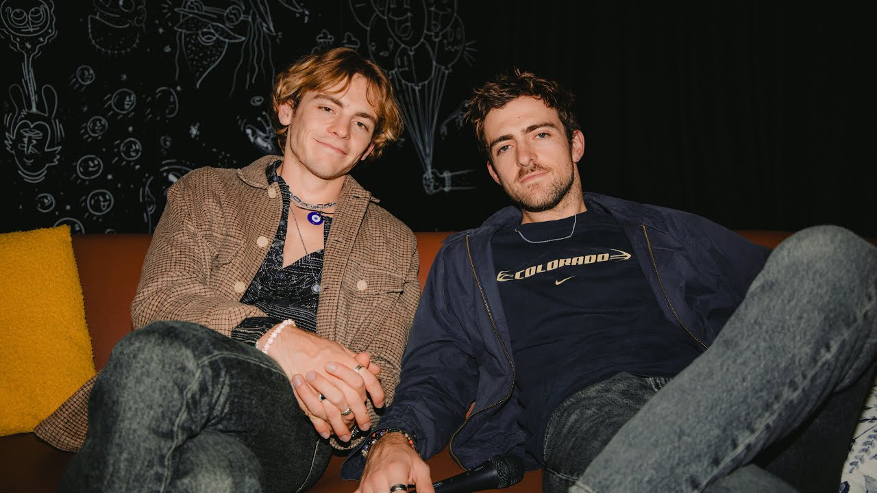 MILKY INTERVIEWS THE DRIVER ERA - ROCKY & ROSS LYNCH Chords - Chordify