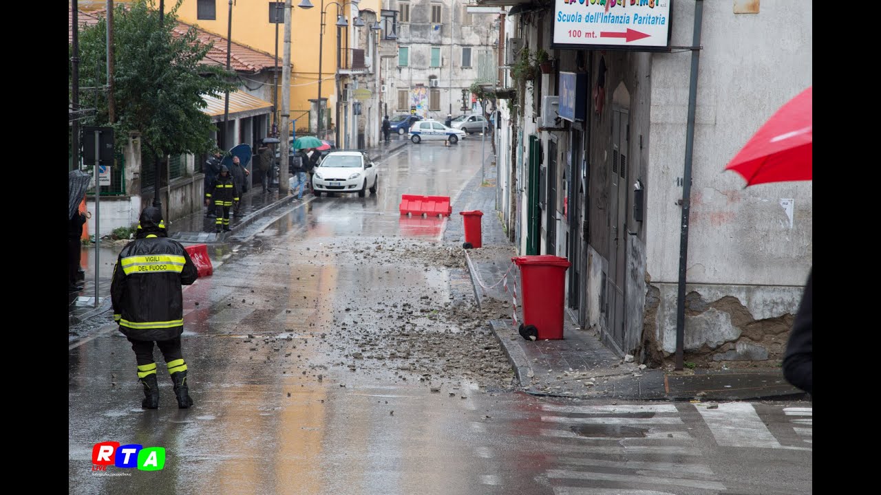 Nocera Inferiore: Caduta calcinacci in via Astuti - YouTube