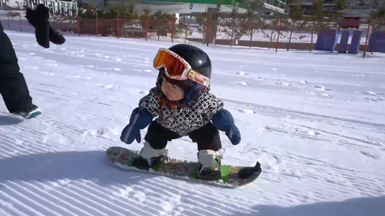 GLOBALink | 11-month-old baby snowboarder sweeps internet by storm in ...