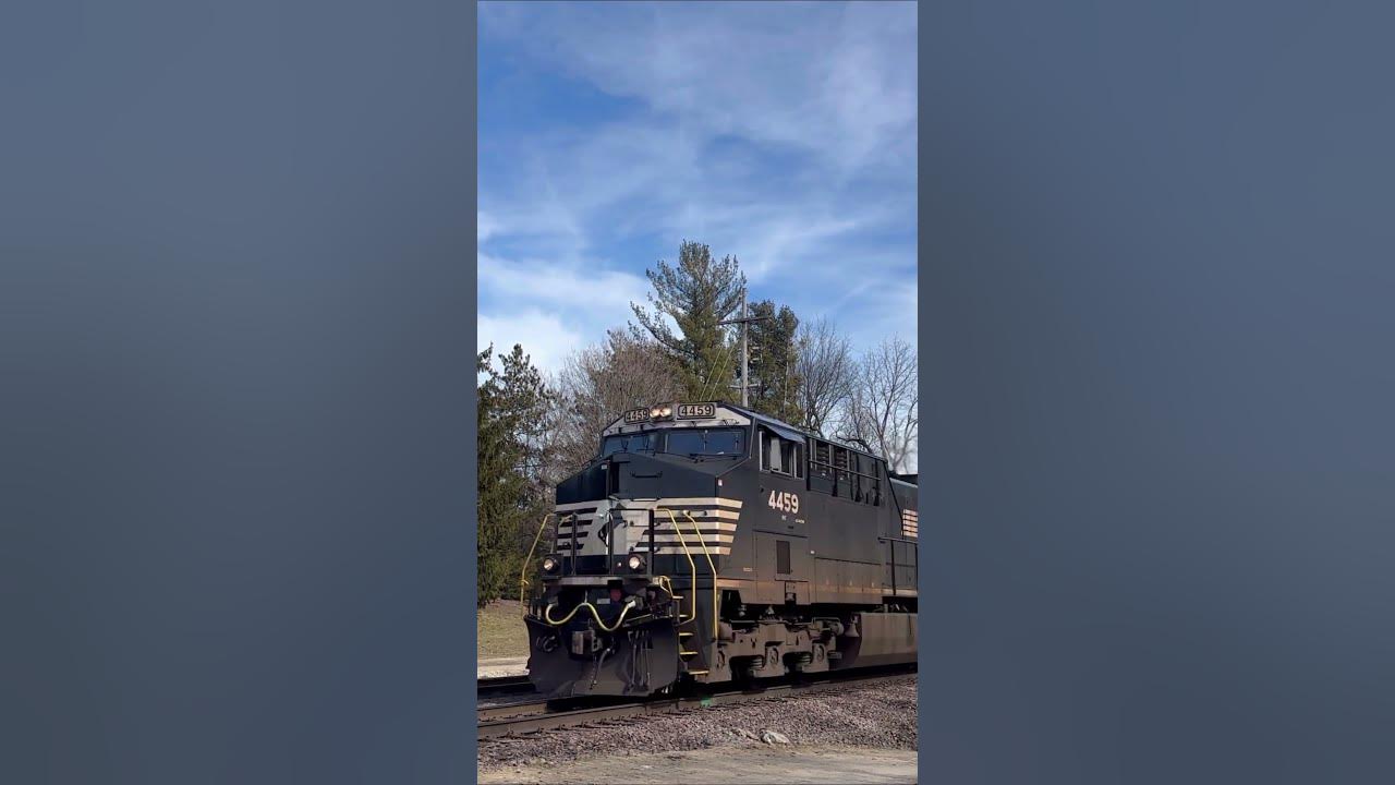 UP MNSNP flying west through Geneva IL with MNNR 51 (GE B30-7) trailing 3rd - YouTube