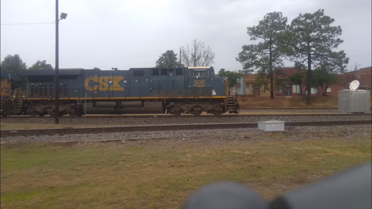 CSX freight Train Q583 Coming Northbound into Hamlet N.C. With CSXT 902 in the lead 12/29/19 ...