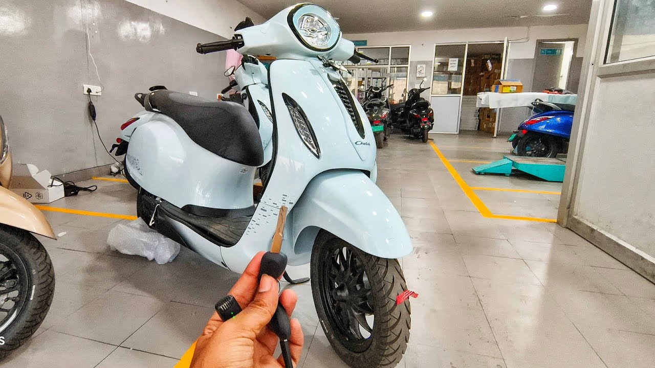 Chetak 2901 Electric Scooter Launched Finally in Showroom - YouTube