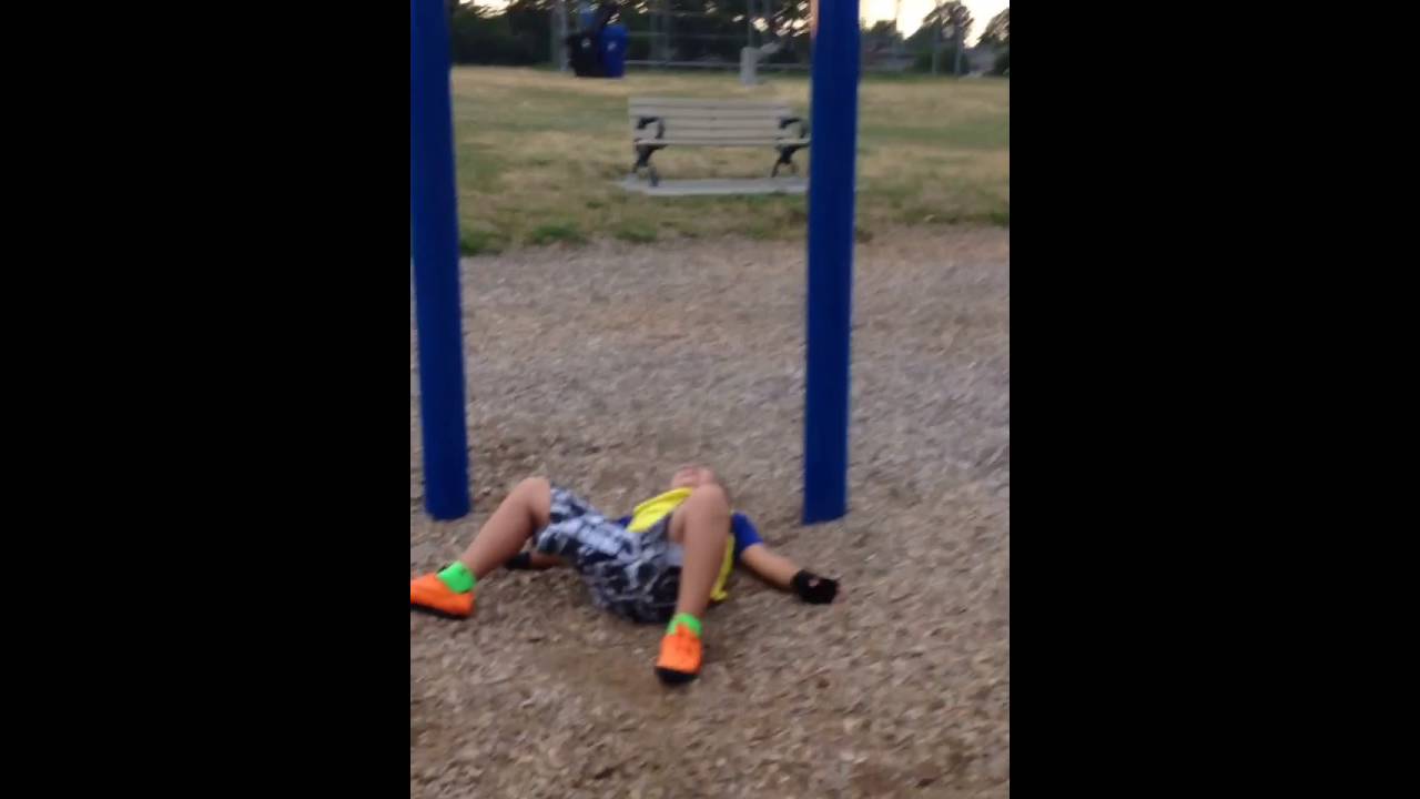 Little kid falling ( very funny) - YouTube