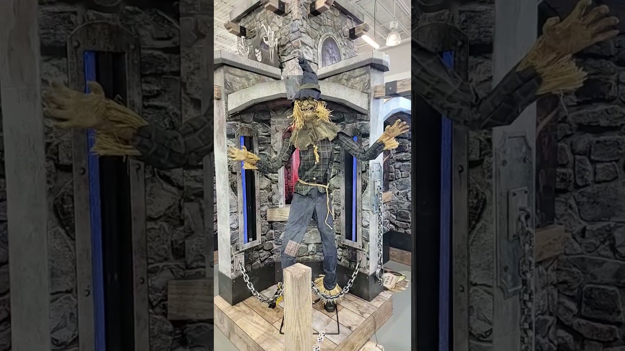 SPIRIT HALLOWEEN STRAWMAN ANIMATRONIC IN STORE !!! - YouTube