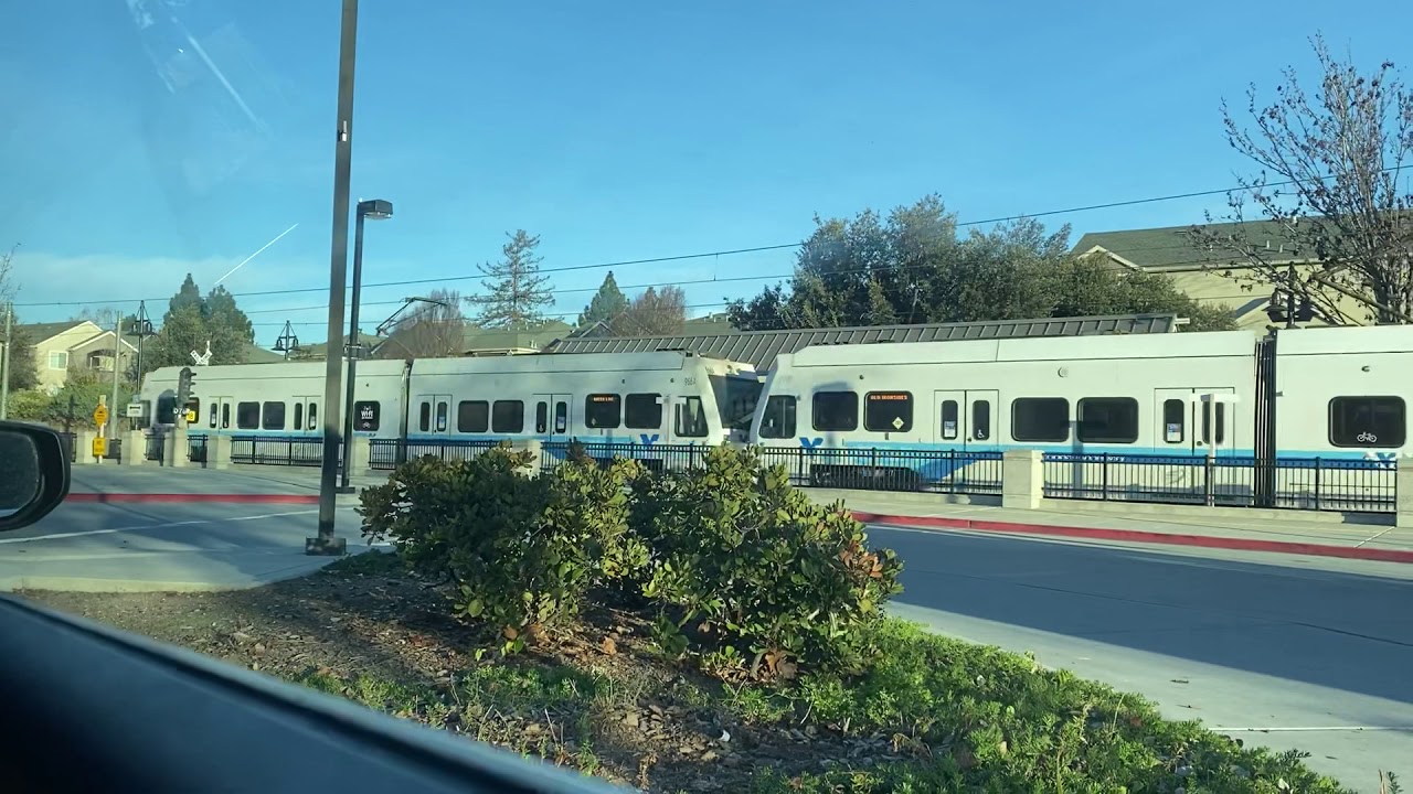 Old Ironsides (Green line) VTA train departs Winchester station - YouTube