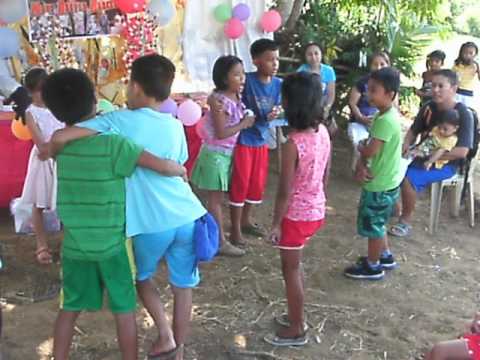 Clown making jokes (only Pinoy can understand) - YouTube