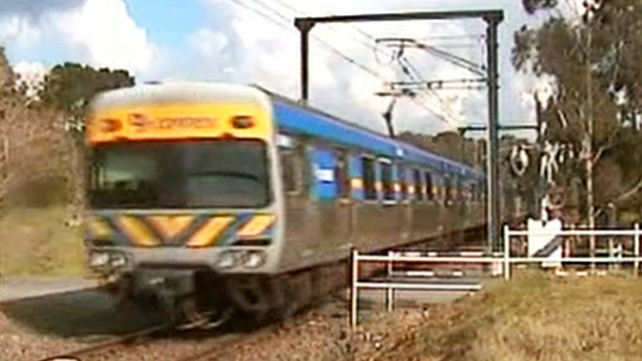 Connex Comengs on the Hurstbridge line - September 2005 - YouTube