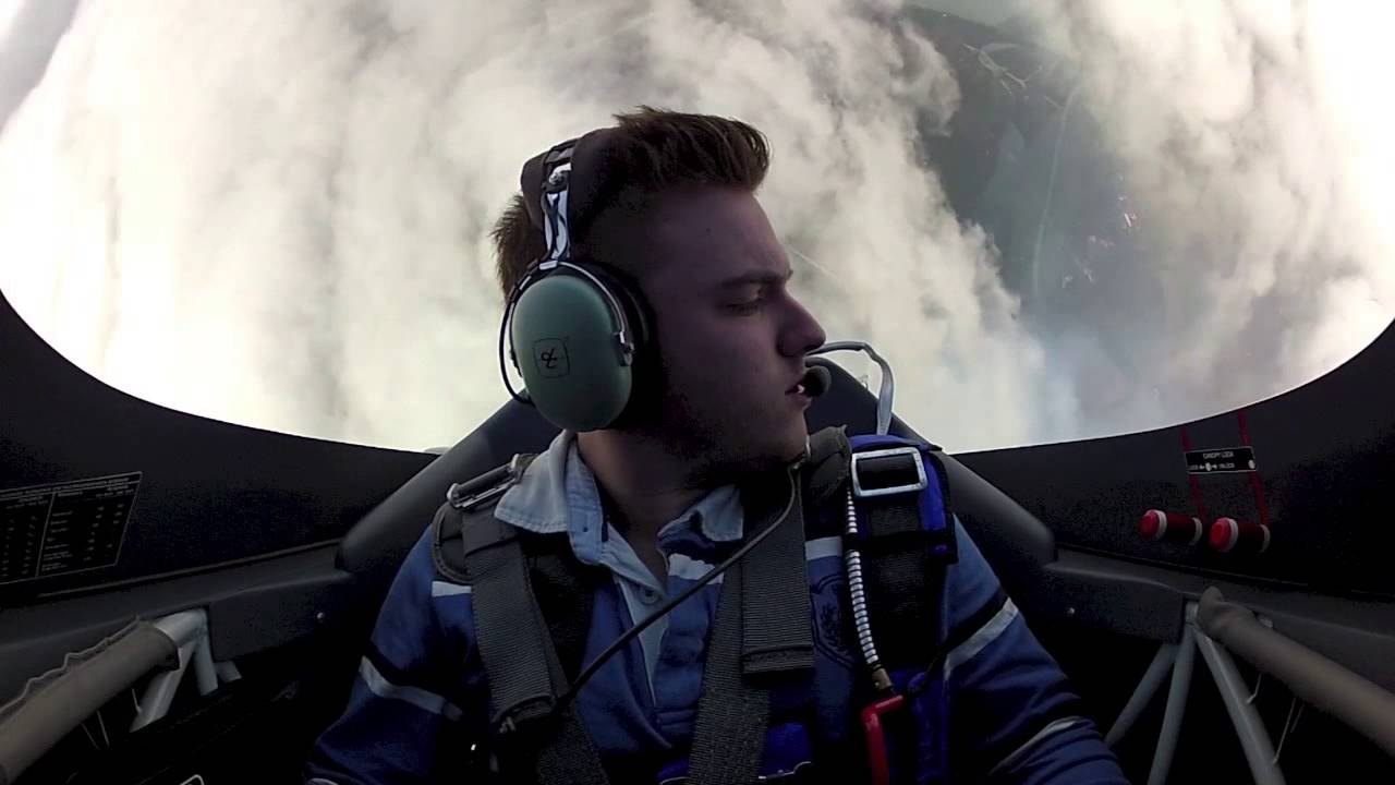 Voltige en Extra 330 Capitaine François Rallet & Maxime Pagnoux - YouTube