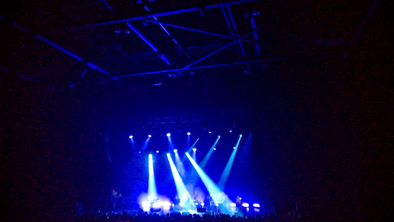 mac demarco 'my kind of woman'@compensa arena vilnius - YouTube