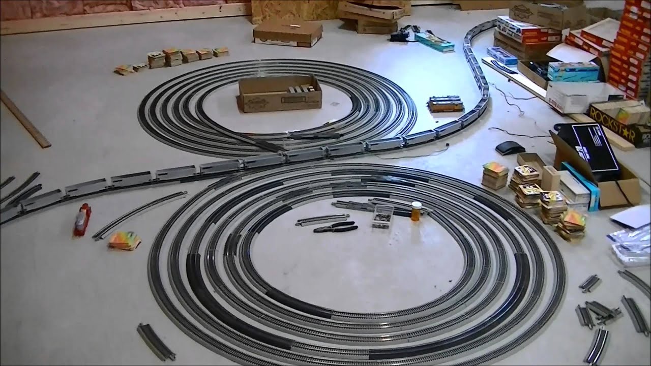 Long train with Bachmann EZ-track and Bachmann GP18's pulling Walthers ...