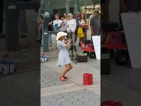 Sokak sanatçısı küçük kızın “Despacito” performansı
