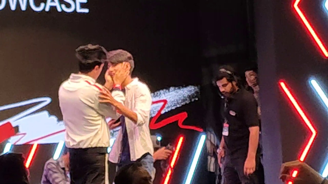 Aksh Baghla KISS his Fan on Stage at Youtube Fanfest Delhi 2k19 | Aksh ...