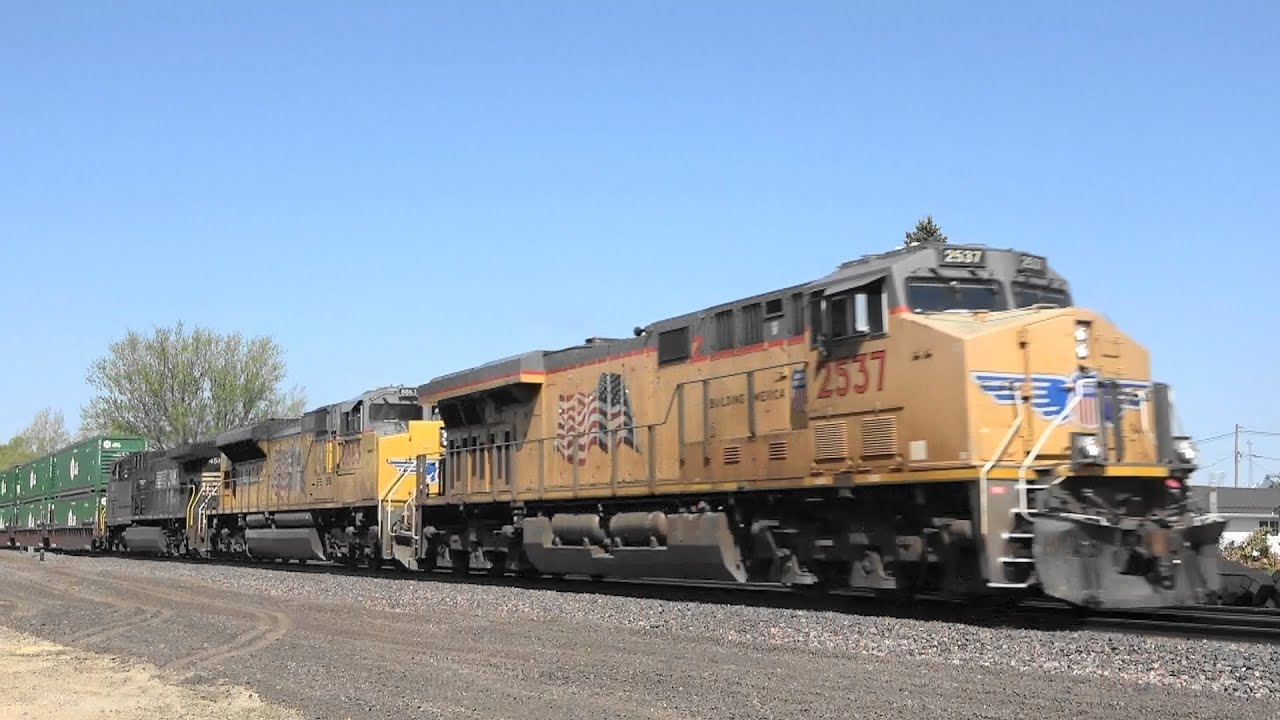 UP 2537 w/ NS Power Leads Z-Train, Grand Mound, IA - YouTube