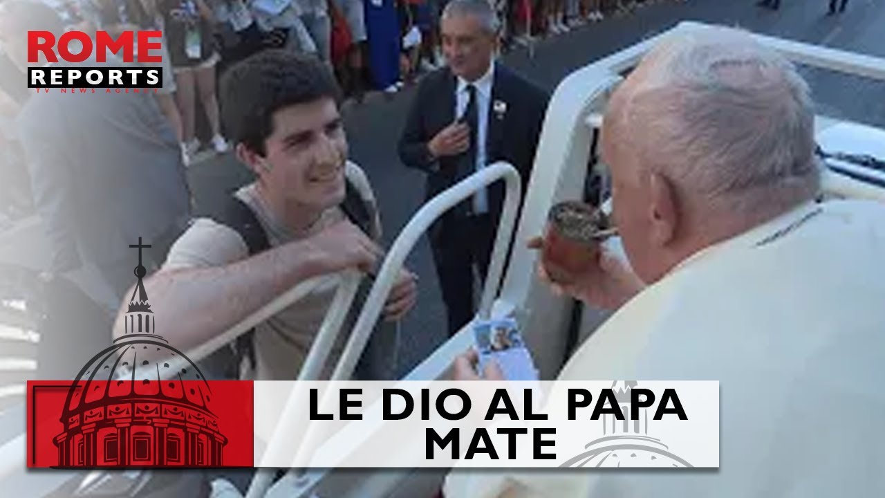 El joven argentino que le dio al papa mate y una estampa de su madre en ...