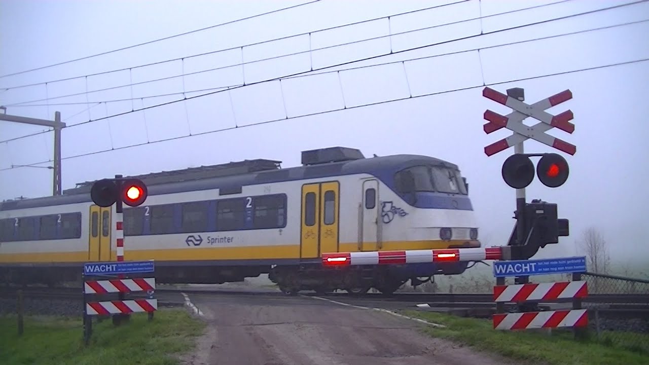 Spoorwegovergang Rijssen // Dutch railroad crossing - YouTube
