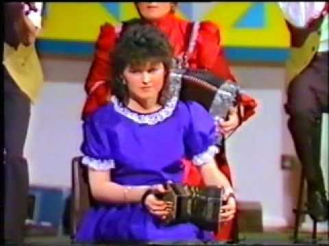 Comhaltas Ceoltóirí Éireann Tour Group on RTÉ Television - YouTube