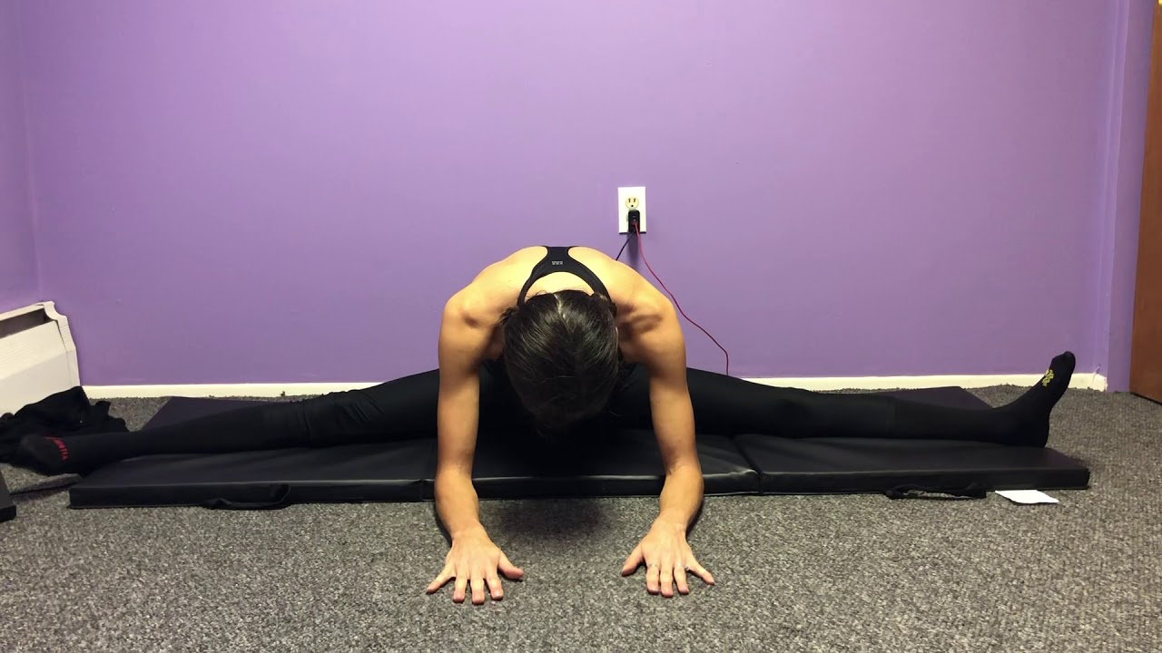 Practicing Splits! Day 4 of the 365 Days of Yoga Challenge - YouTube