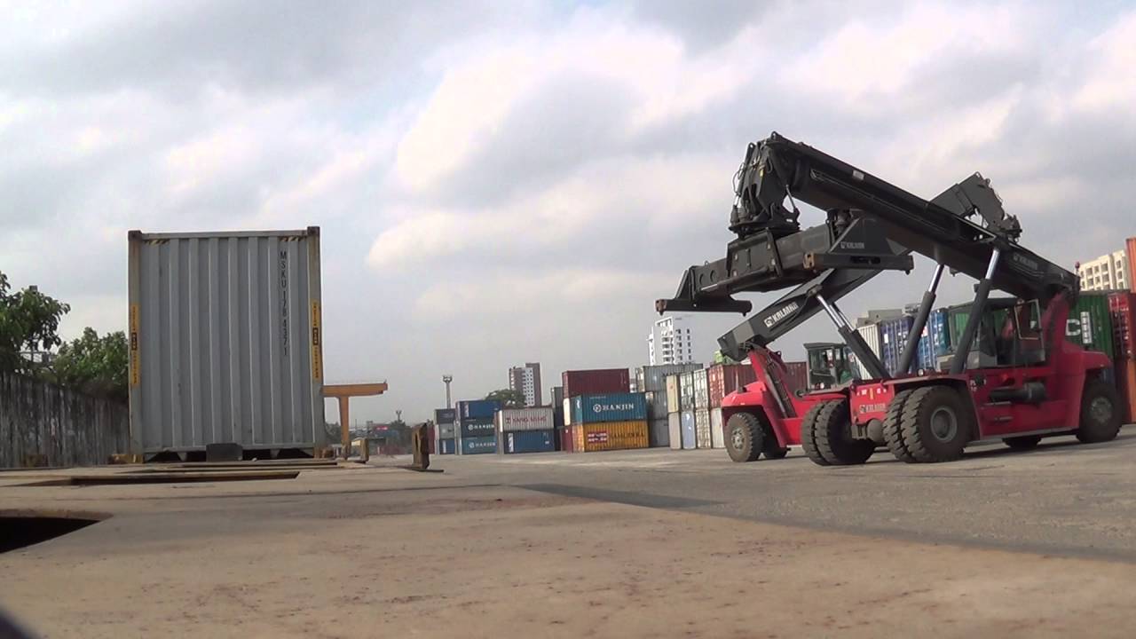 Reach Stacker container handling - YouTube