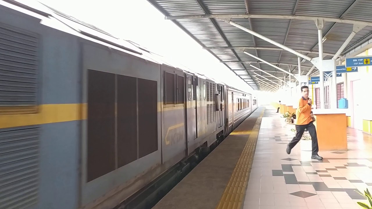 KTMB Shuttle Train 52up Crossing With Shuttle Train 55tn - YouTube