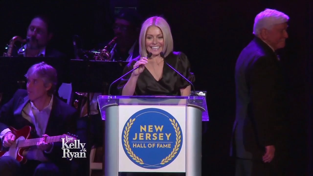Kelly Ripa Gets Inducted Into the New Jersey Hall of Fame - YouTube