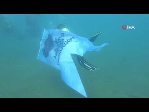 Akdeniz sularında dalgıçlardan Türk bayrağı ve asker selamı