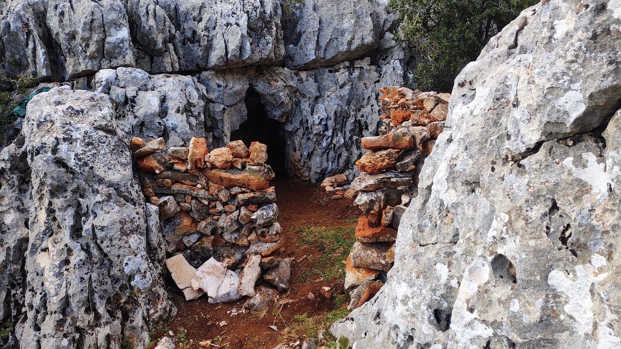 I Built a Shelter of Stones and Bushes in a Small Cave in the Dangerous ...