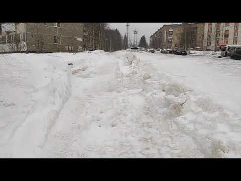 Зимняя уборка тротуаров в Ухте.