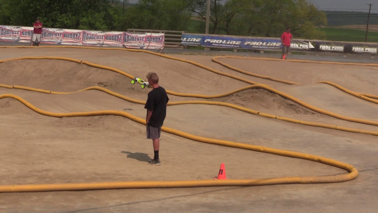 46RC Presents - The 1/8th Nitro Truggy A-main - LCRC Raceway - The Big ...