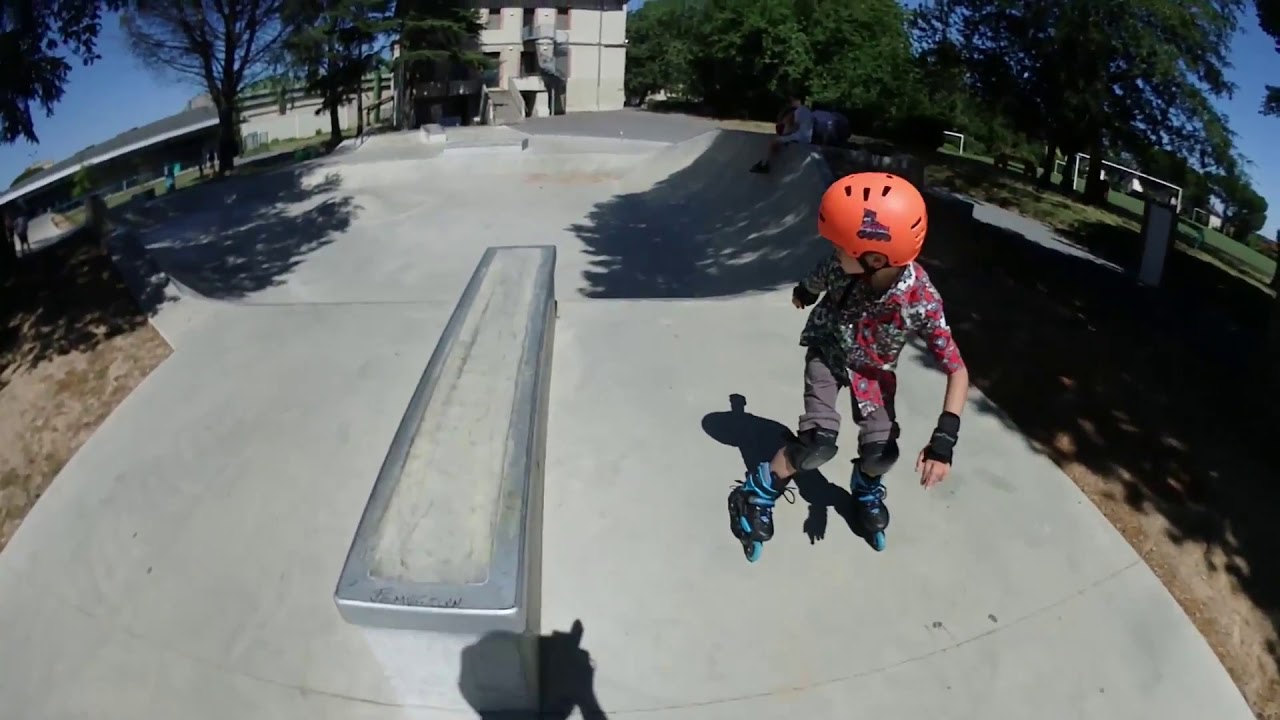 Milan testing his brand new skates - YouTube