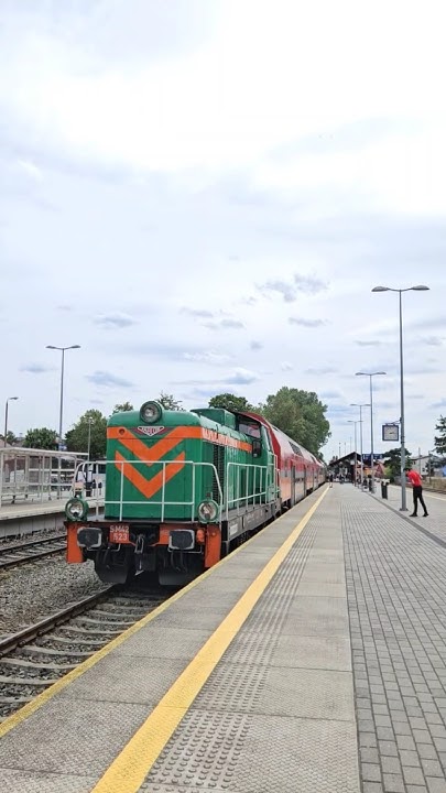 SM42 523 z pociągiem regio do stacji Gdynia Główna. #kolej #pkp #pociąg #shorts #stonka # ...