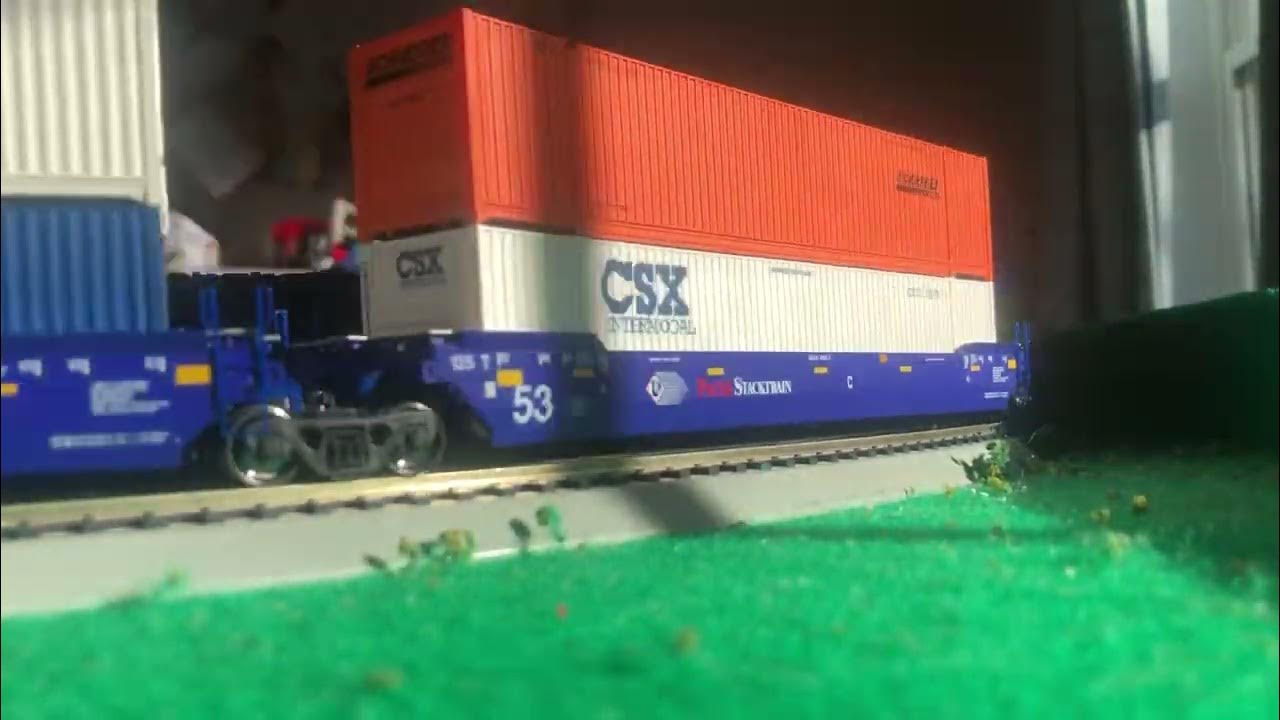 Csx 3194 pulls a HO scale intermodal train - YouTube