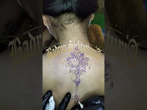 cwex sexy bikin TATTOO MANDALA di punggung sampai copot BH