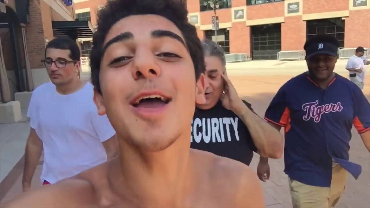 GUY STREAKS A NATIONAL BASEBALL GAME!!! (AMAZING) - YouTube