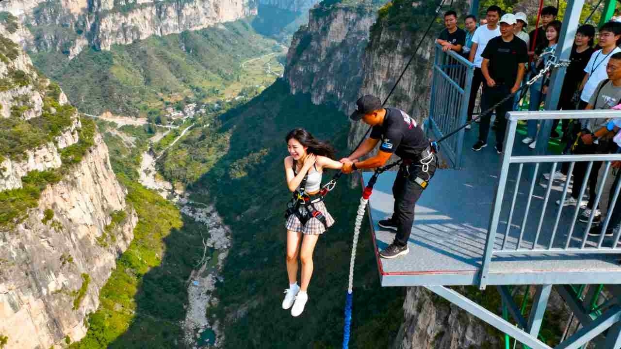 😂Bungee jumping on a 300m cliff😁丨Beautiful scenery#beauty#bungee ...