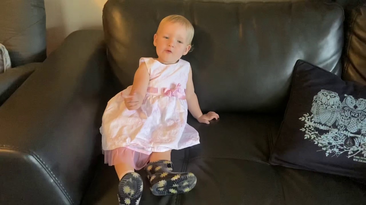 Baby sign language (AUSLAN) - “sorry” - YouTube