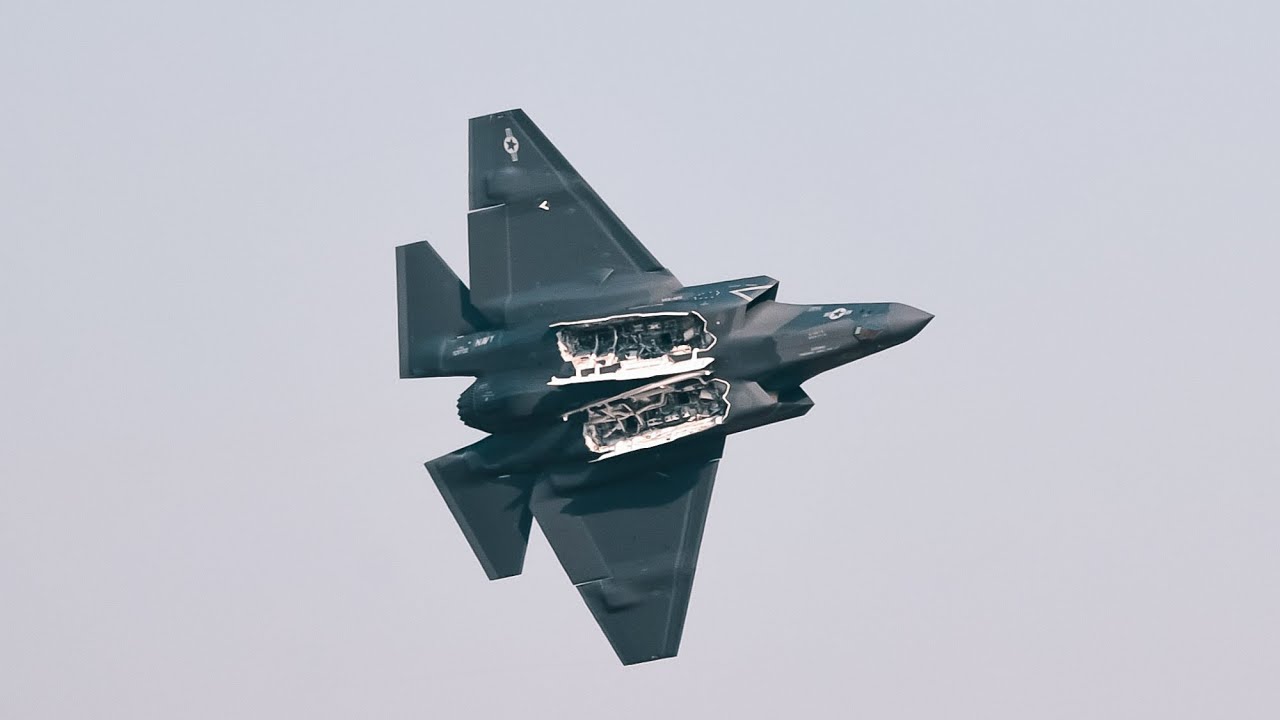 F35 hard turn pushing pilot to the extreme! - YouTube