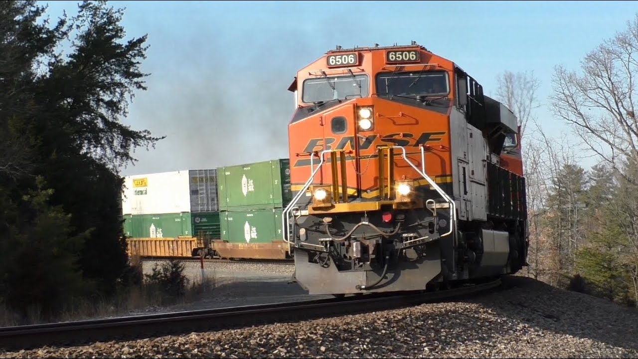 NS 211 w 2 BNSF Leading - YouTube