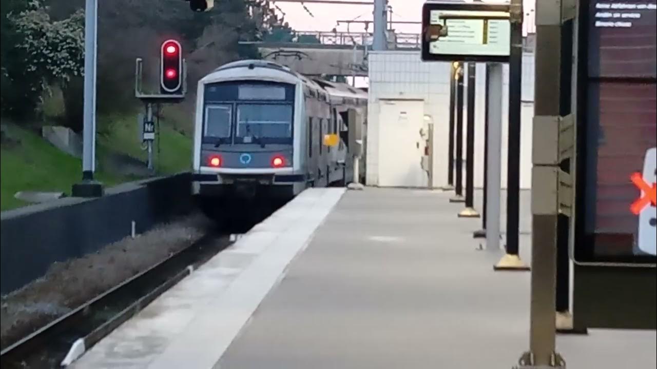 RER A RATP : Départ de deux UM de MI2N et de MI09 en gare de Marne la vallée Chessy . - YouTube