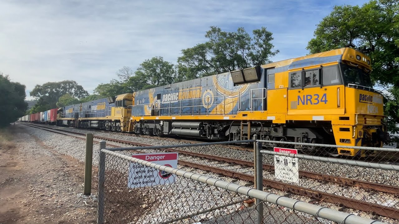 6MP5 With #NR34 #NR83 & #NR78 Thru Hawthorn - YouTube